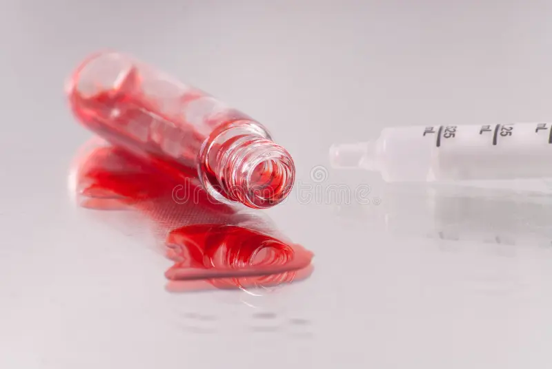 Limpiar y desinfectar una superficie con derrames biológicos.